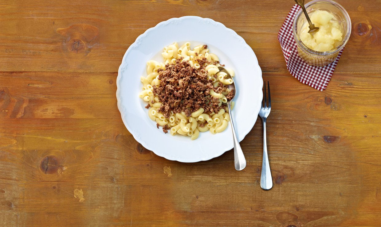 Ghackets mit Hörnli und Apfelmus - Schweizer Fleisch