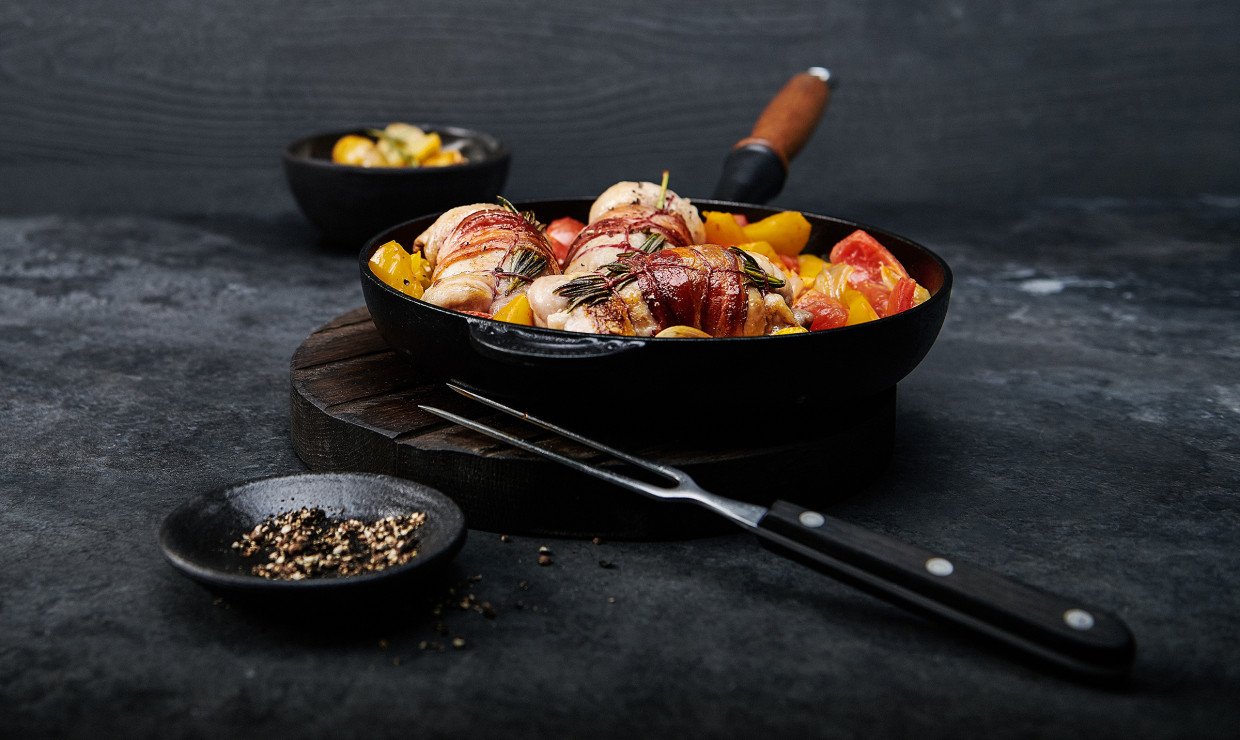 Pouletschenkelsteaks gebunden mit Speck und Rosmarin - Schweizer Fleisch