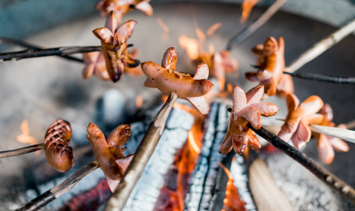 Cervelats über dem Feuer - Schweizer Fleisch